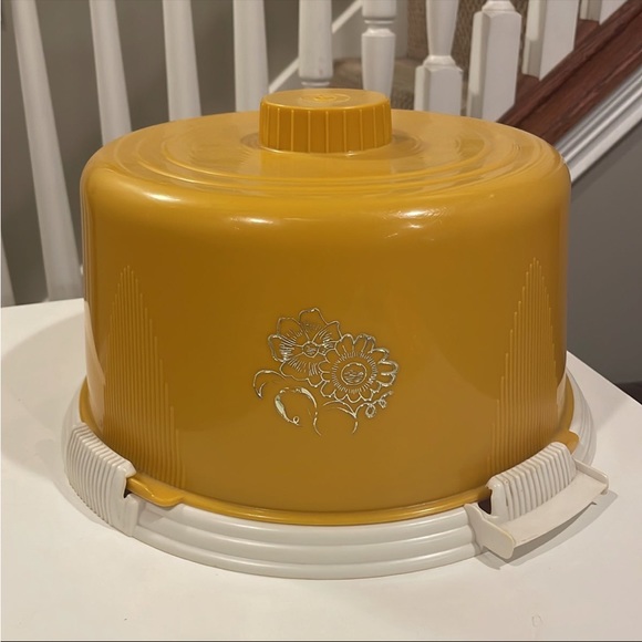 Vintage America | Kitchen | Vintage Lock Lift Cake Container Usa | Poshmark